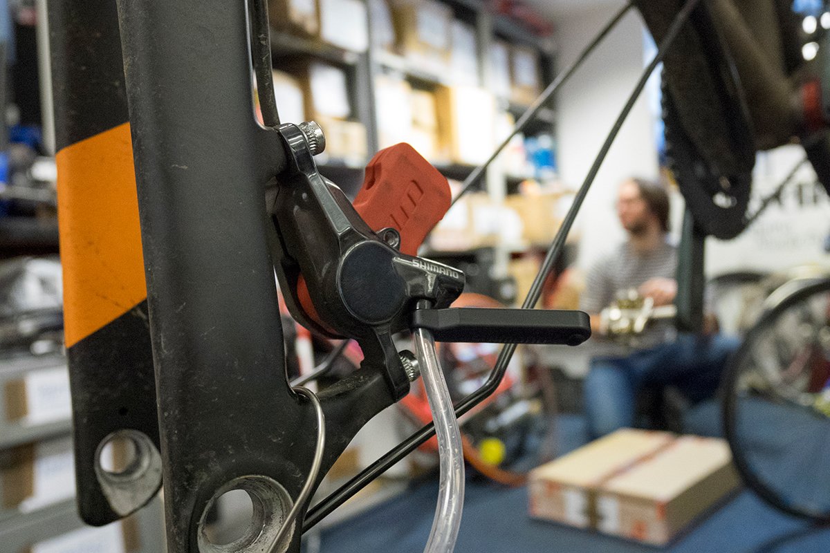 How to bleed Shimano hydraulic road disc brakes | Cyclist